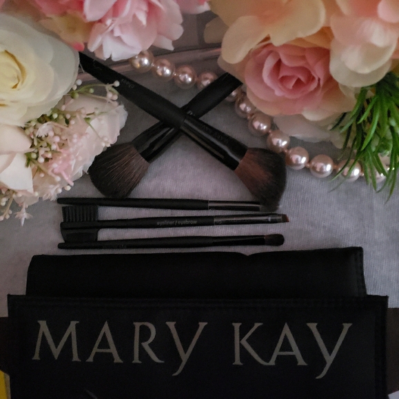 Mary Kay | Makeup | New Mk Cosmetic Brush Set Wcase | Poshmark